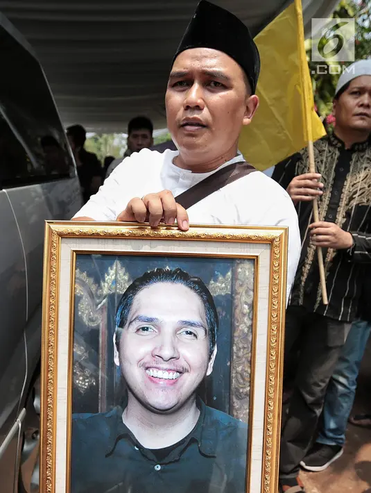 FOTO: Faldy Albar Meninggal, Fachri dan Achmad Albar Gotong Keranda ...