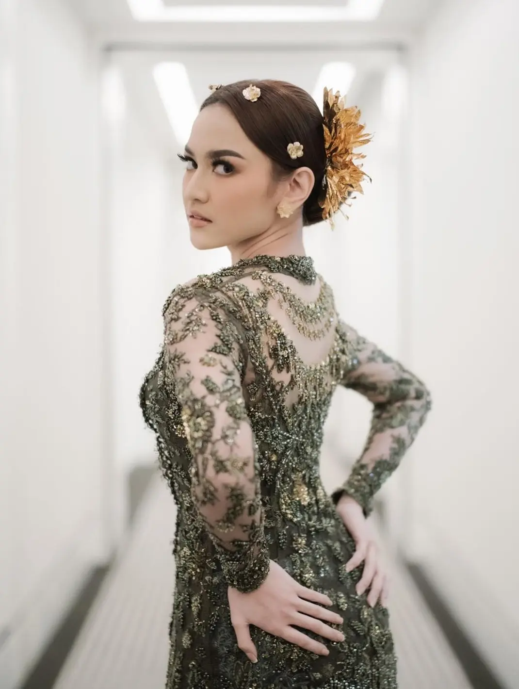 8 Detail Penampilan Mahalini di Acara Lamarannya dengan Rizky Febian ...