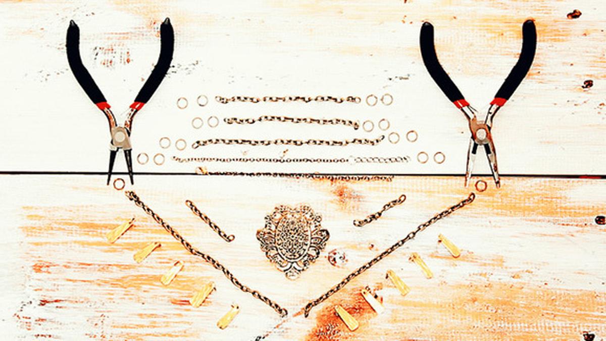 DIY: Cara Membuat Kalung Ala Ratu Mesir