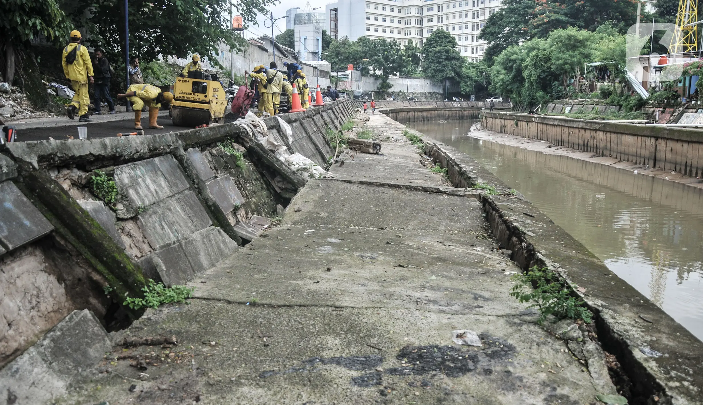 FOTO: Jalan Inspeksi Kali Ciliwung Amblas - Foto Liputan6.com
