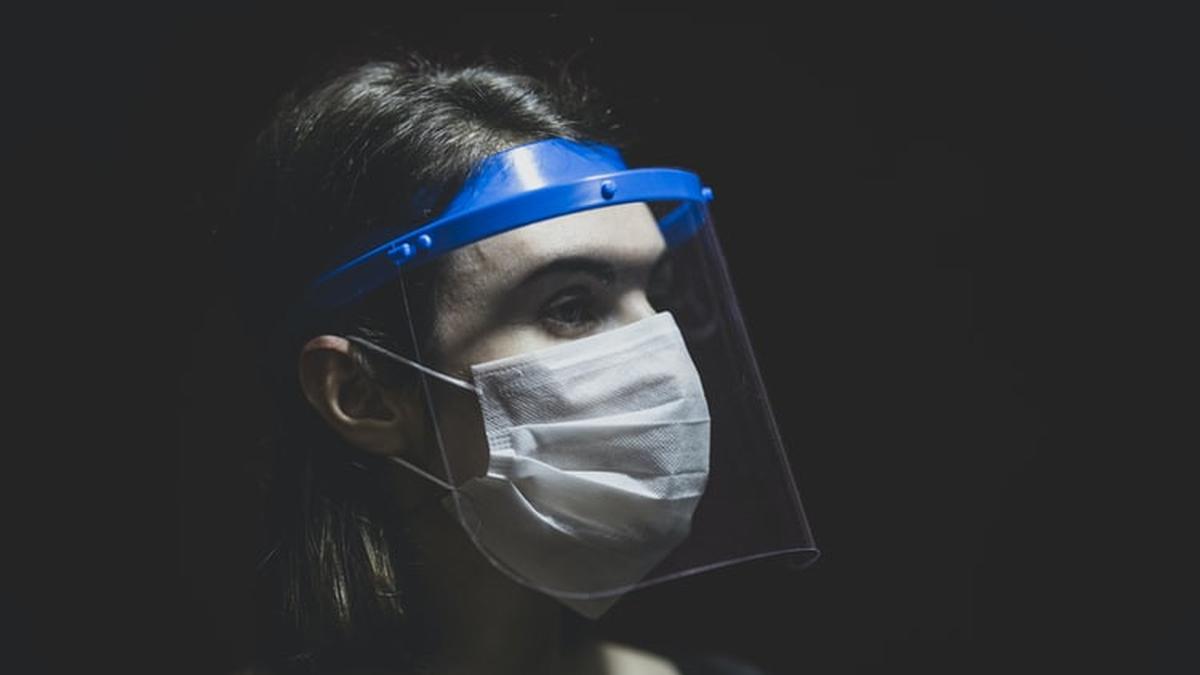 Perlukah Menggunakan Face Shield Saat Beraktivitas di Era New Normal ...