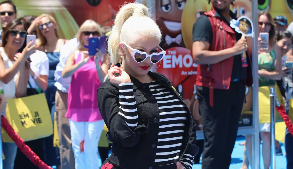 Christina Aguilera Tampil Modis di Premier Film The Emoji Movie - Foto ...