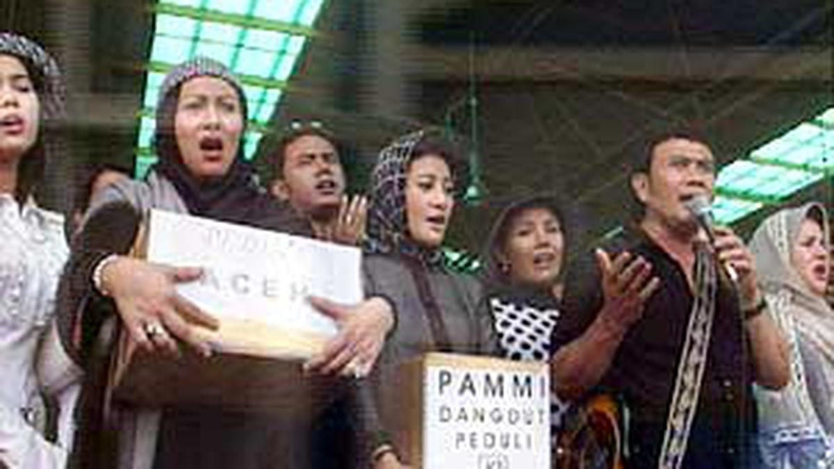 Menggalang Dana Bantuan, Artis PAMMI Turun ke Jalan - ShowBiz Liputan6.com