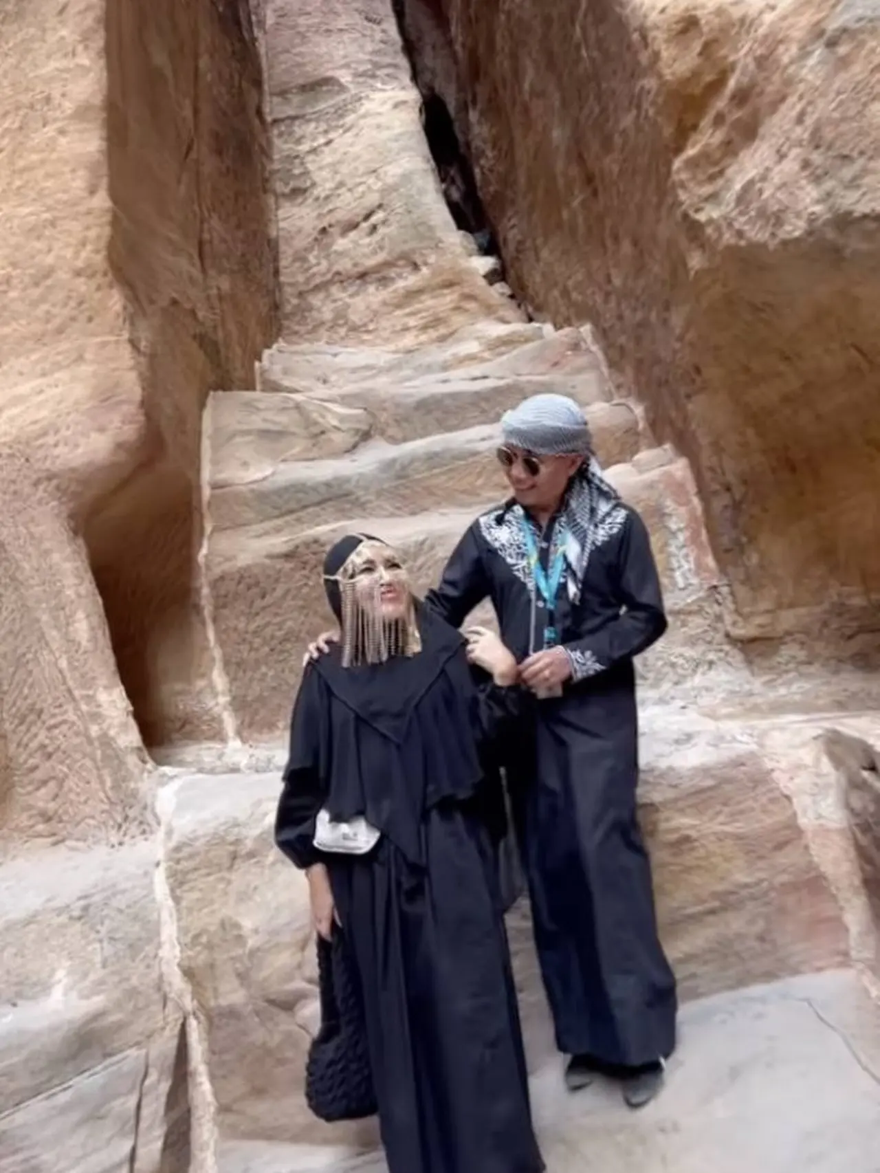 6 Potret Umi Kalsum Liburan ke Yordania, Penampilannya Jadi Sorotan - Hot Liputan6.com