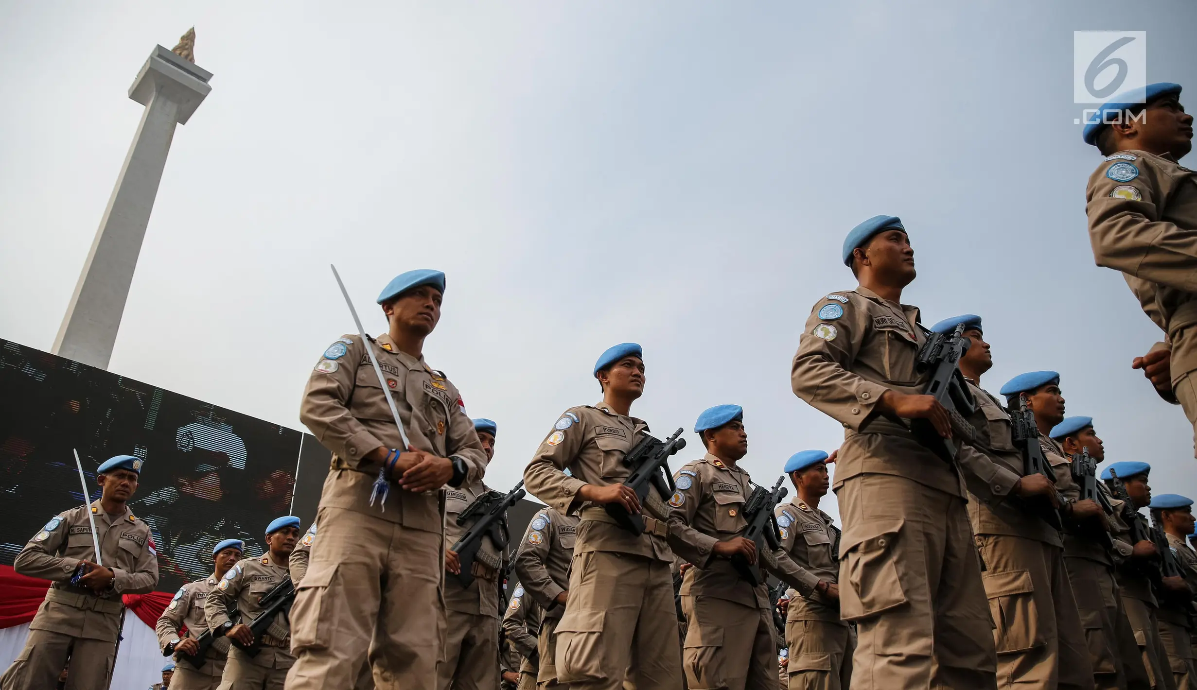 Jelang HUT Ke-71 Polri, Prajurit Gelar Latihan di Monas - Foto Liputan6.com