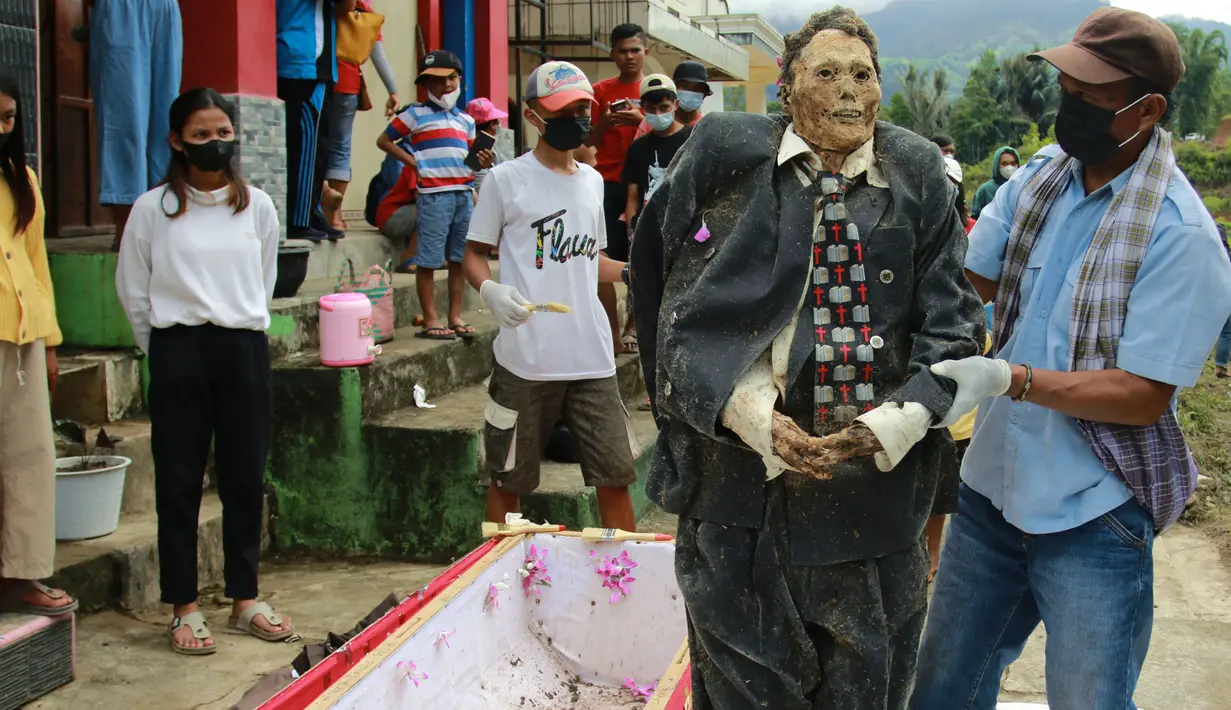 FOTO: Manene, Tradisi Membersihkan Jenazah Masyarakat Toraja - Foto ...