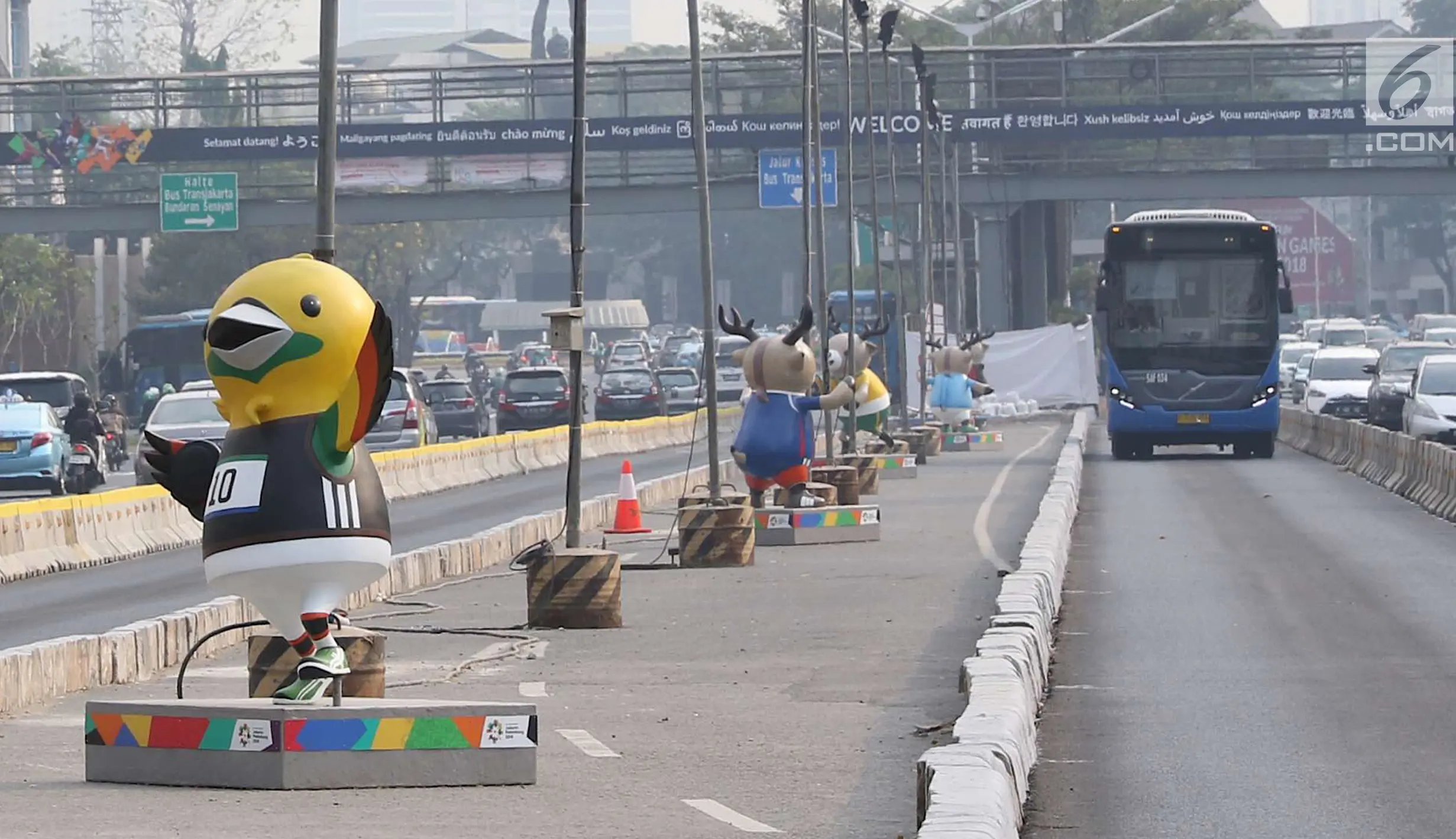 FOTO: Patung Maskot Asian Games 2018 Hiasi Jalan Sudirman - Foto ...