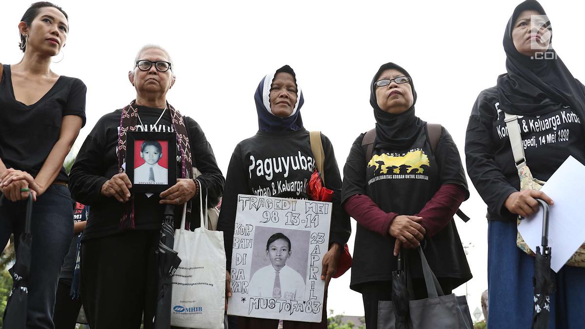 FOTO: Peringati 20 Tahun Reformasi, Aktivis HAM Ramaikan Aksi Kamisan