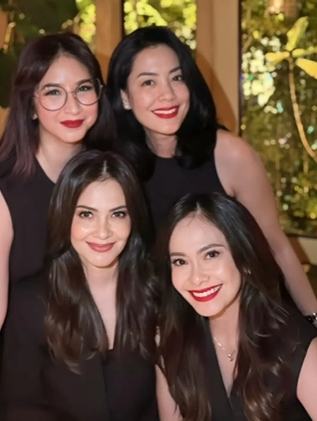 Gaya 4 Sekawan Gadis Sampul 90an Makan Malam Rayakan Akhir Tahun ...