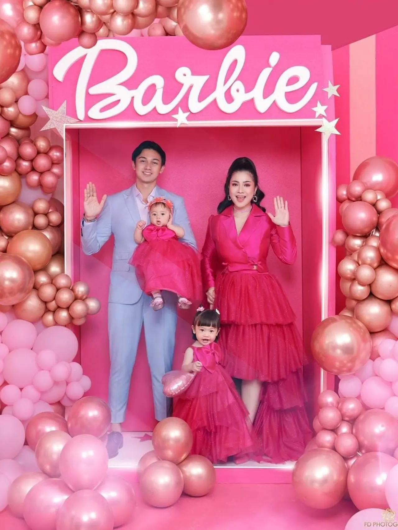 10 Potret Caesar Hito Cosplay Jadi Barbie Ken, Ekspresinya Dapat Banget ...