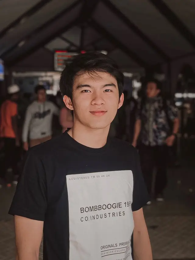 6 Potret Gusti Rayhan, Putra Farhat Abbas yang Main di Film Dilan 1990 ...