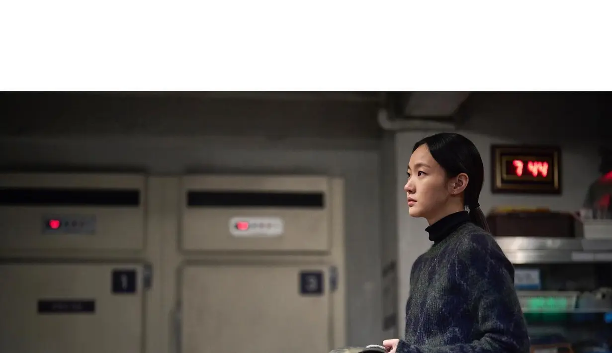 Jadi Dukun, Kim Go Eun Bagikan Foto di Balik Layar Film Exhuma - Foto ...