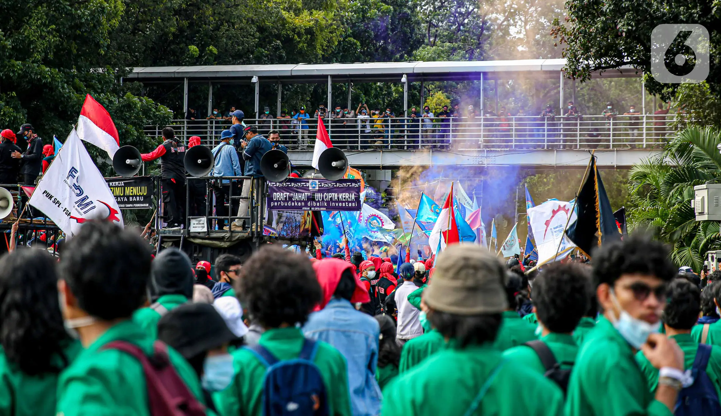 FOTO: Asap Suar Warnai Unjuk Rasa Buruh Tolak UU Cipta Kerja - Foto ...