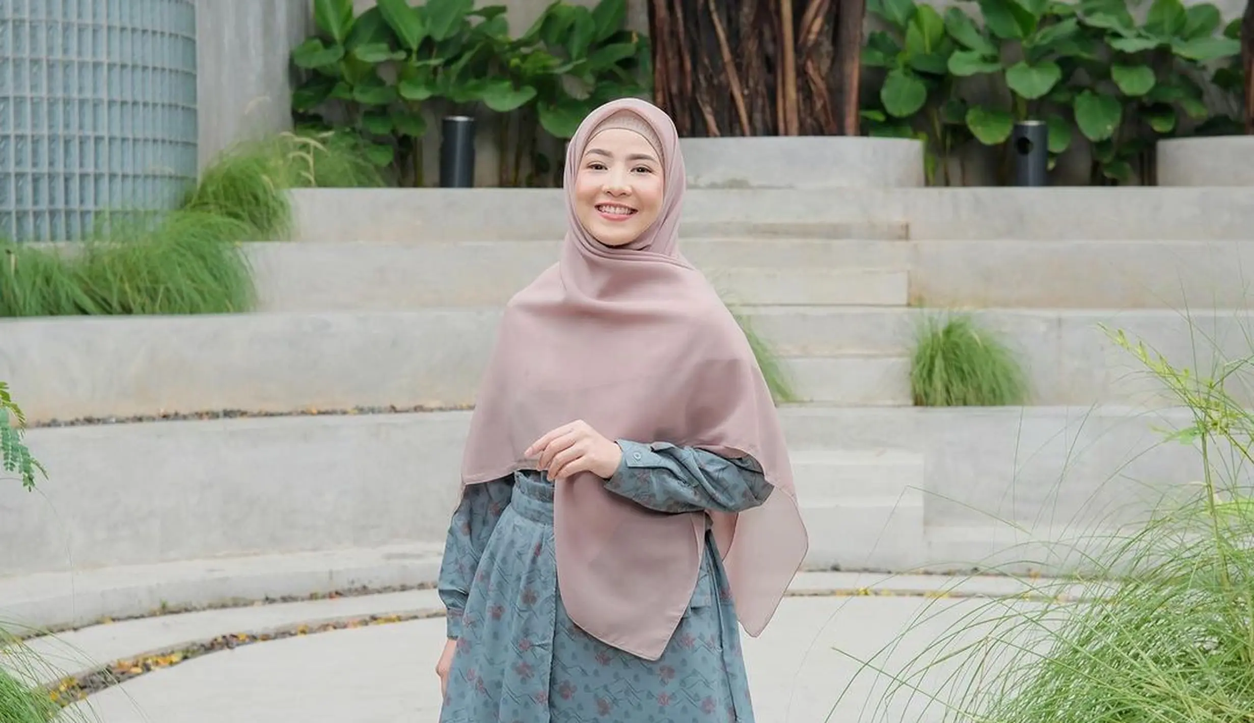 6 Inspirasi Gaya Hijab Syar’i ala Natasha Rizki yang Teduh Menawan - Photo Fimela.com