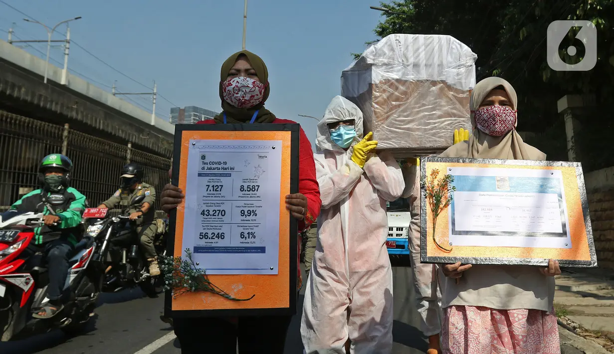 FOTO: Arak-arakan Peti Mati Covid-19 dalam Sosialisasi di Cilandak ...