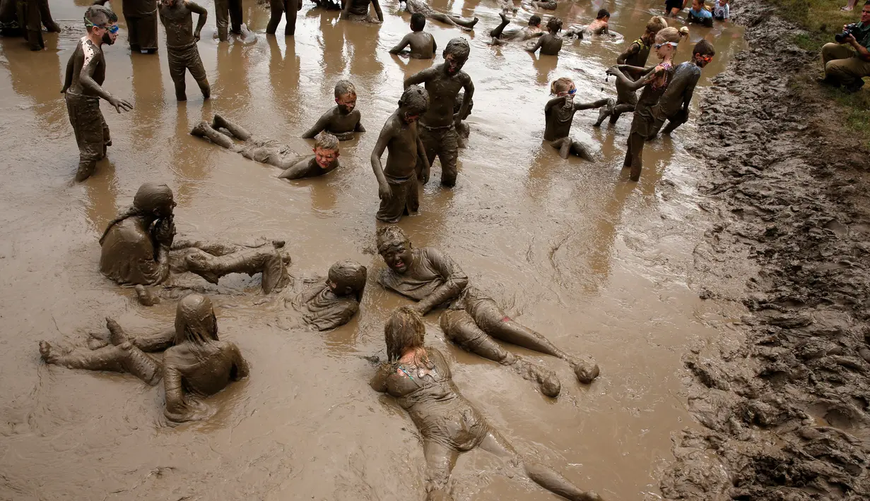 Ratusan Anak di AS Rayakan Perayaan Mud Day - Foto Liputan6.com