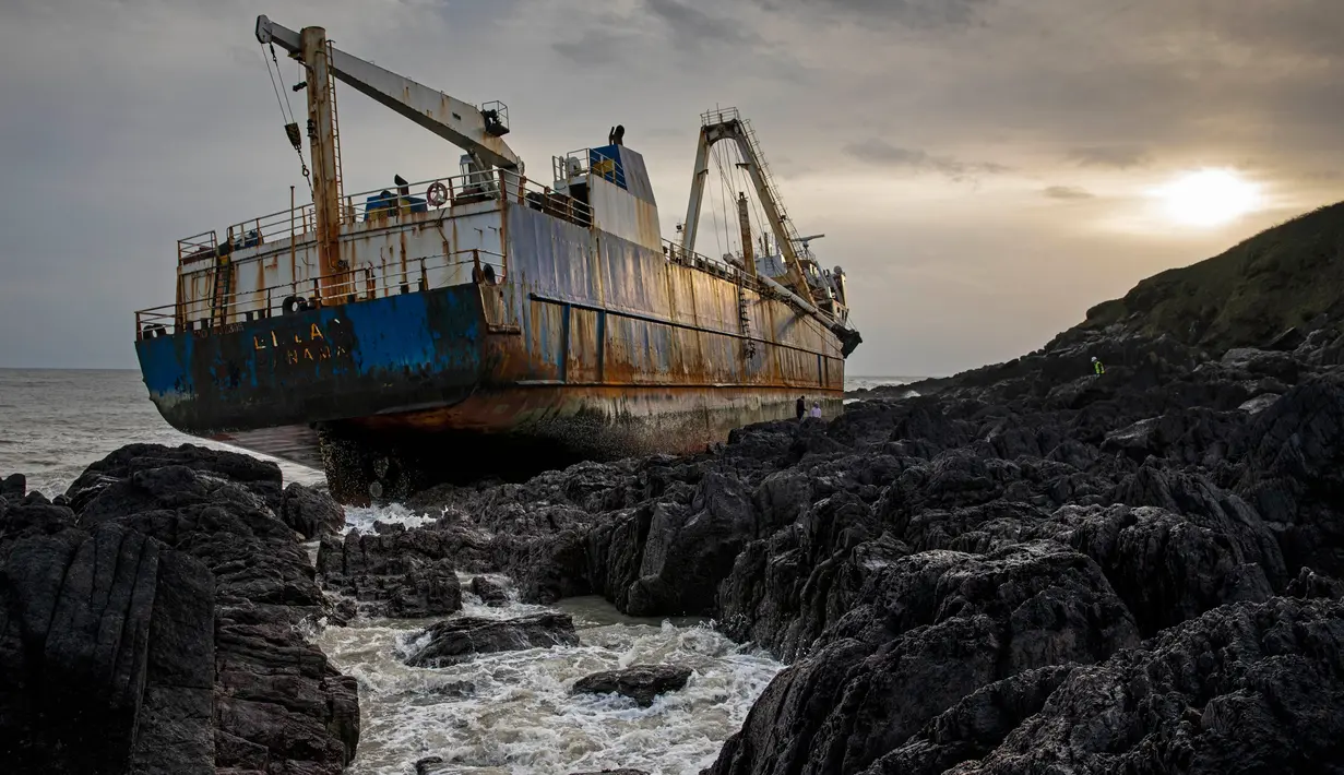 FOTO: Penampakan Kapal Hantu yang Terdampar di Irlandia - Foto Liputan6.com