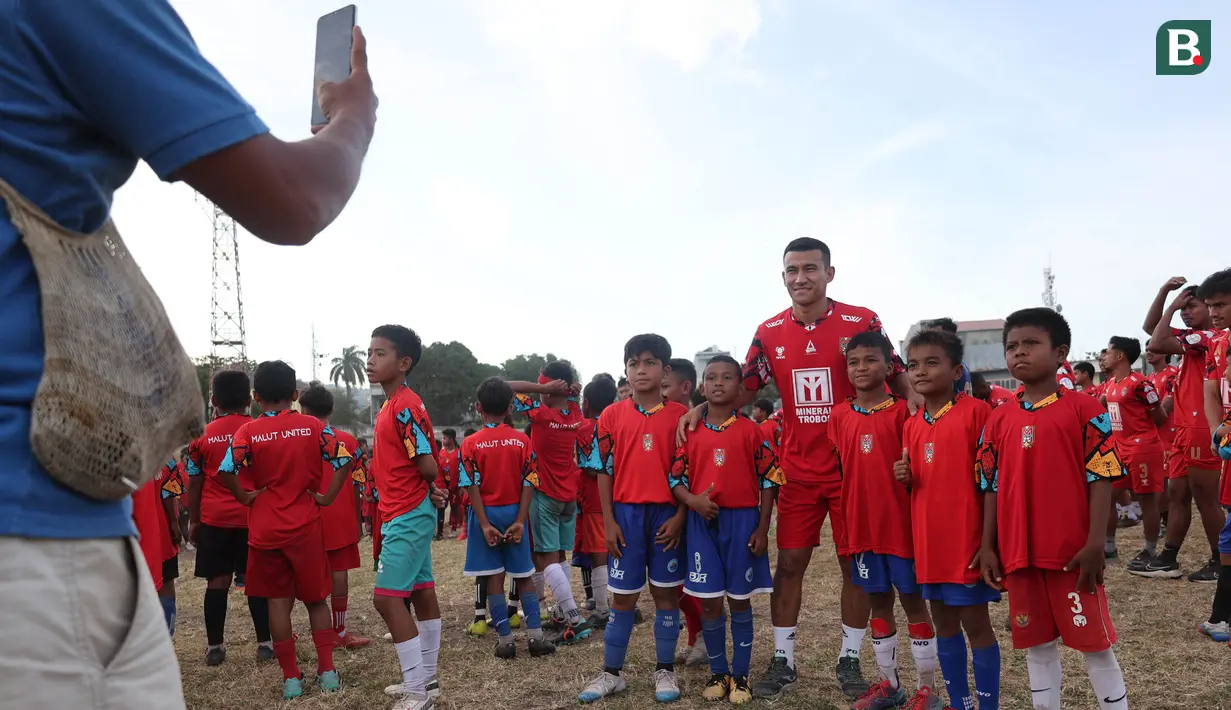 Foto: Bangkitkan Mimpi Anak-Anak Ternate, Malut United Gelar Coaching ...