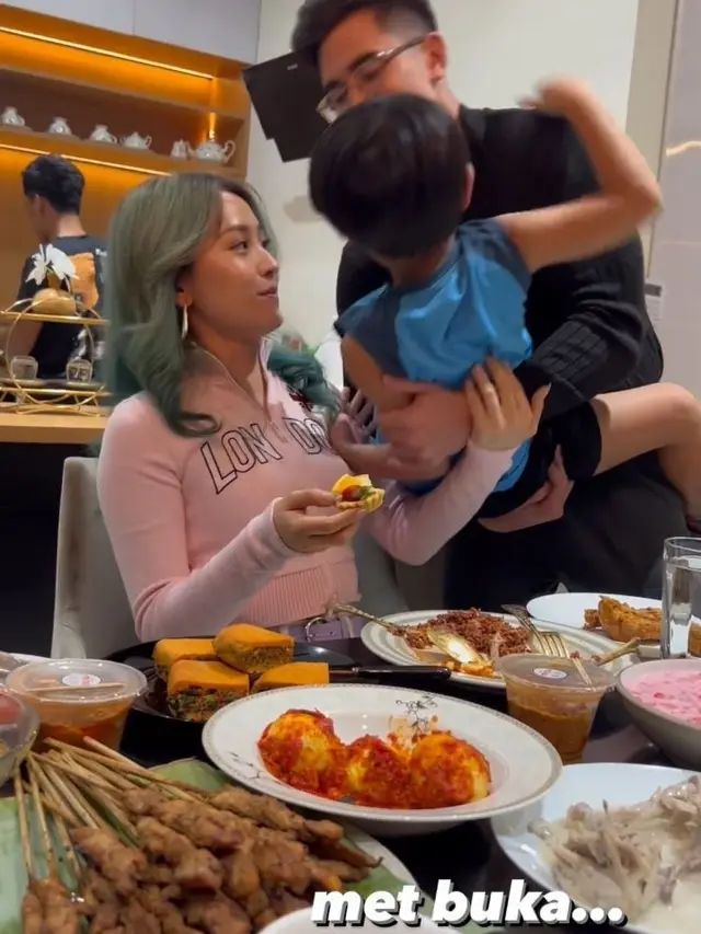 Seperti Tahun Lalu, Ini 7 Momen Verrell Bramasta Buka Bersama Ditemani Natasha Wilona - Hot ...