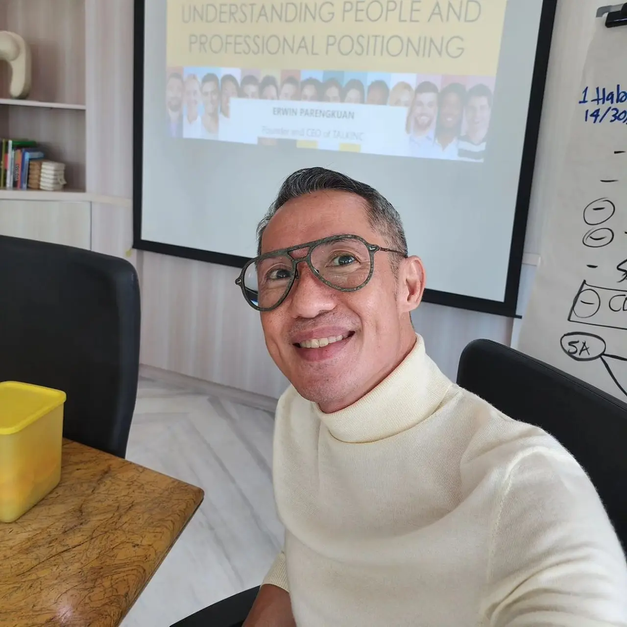 6 Potret Terbaru Presenter Erwin Parengkuan, Awet Muda di Usia 53 Tahun ...