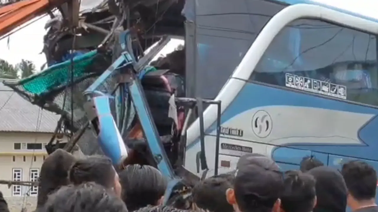 Detik-detik Kecelakaan Maut 2 Bus di Labuhan Batu Selatan Tewaskan 7 Orang