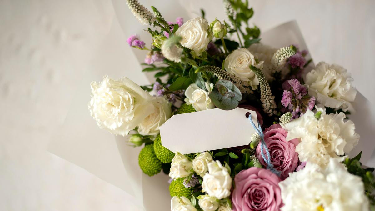 45 Contoh Kata-Kata untuk Kartu Ucapan Wisuda di Buket Bunga