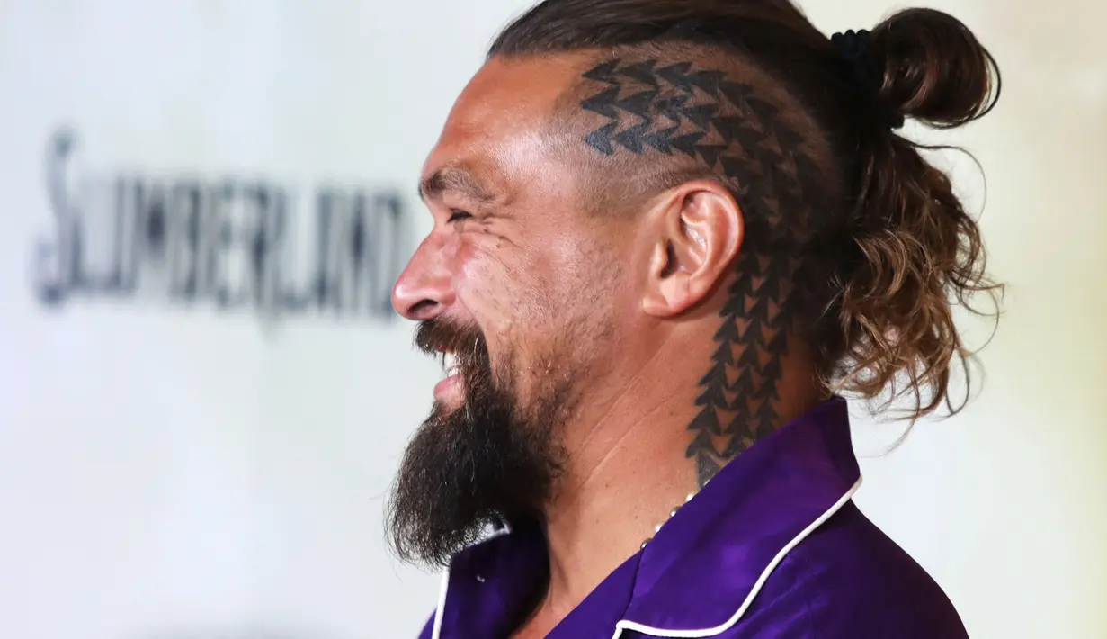 Gaya Lucu Jason Momoa di Pemutaran Film Slumberland, Bawa Boneka Babi ...