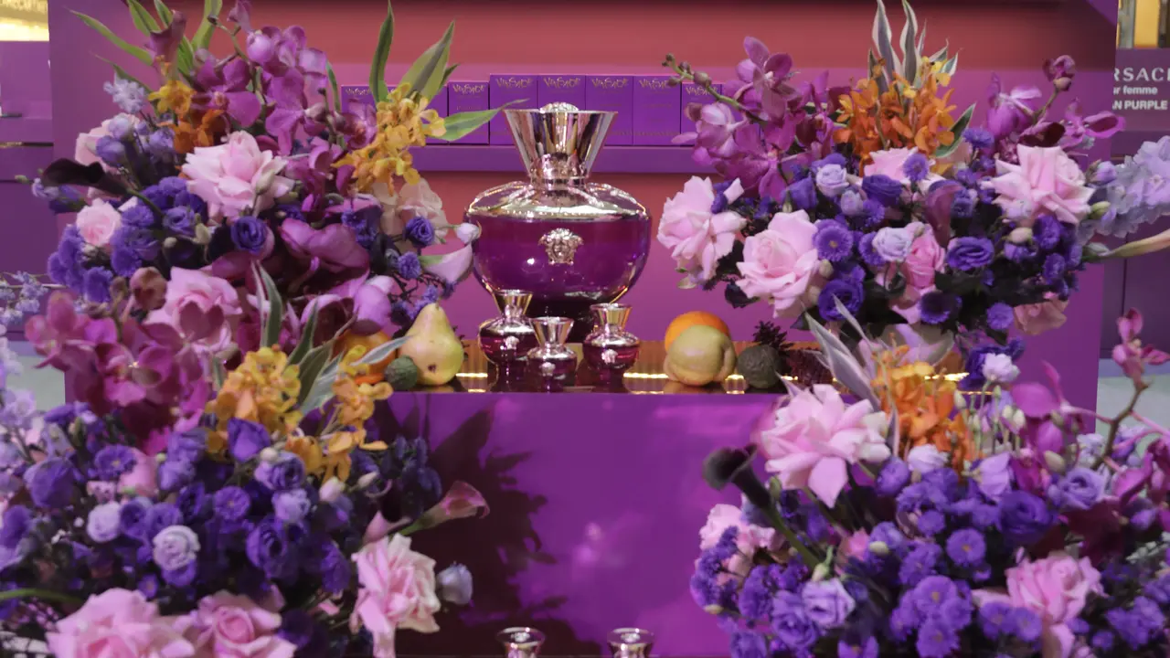 Menjadi Muse Versace Dylan Purple, Pond Naravit Ramaikan Peluncurannya ...