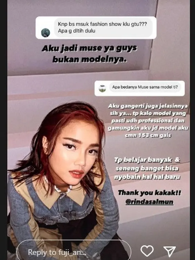 5 Potret Fuji Tampil Penuh Percaya Diri di Catwalk Jakarta Fashion Week ...