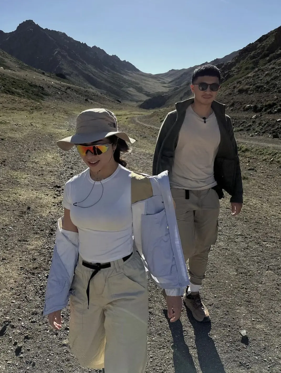 6 Potret Gaya ala Lara Croft Nikita Willy, Berlibur ke Mongolia Berburu ...