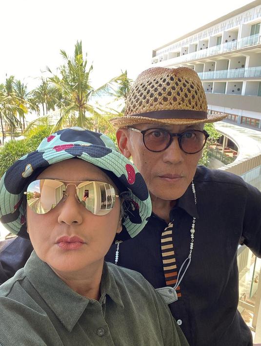 Potret Liburan Yati Octavia Bareng Suami di Bali, Awet Muda Usia 67 ...