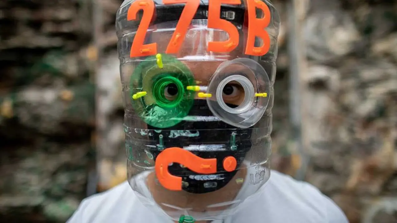 Super Kreatif, Seniman Ini Buat Masker Unik dari Limbah Plastik ...