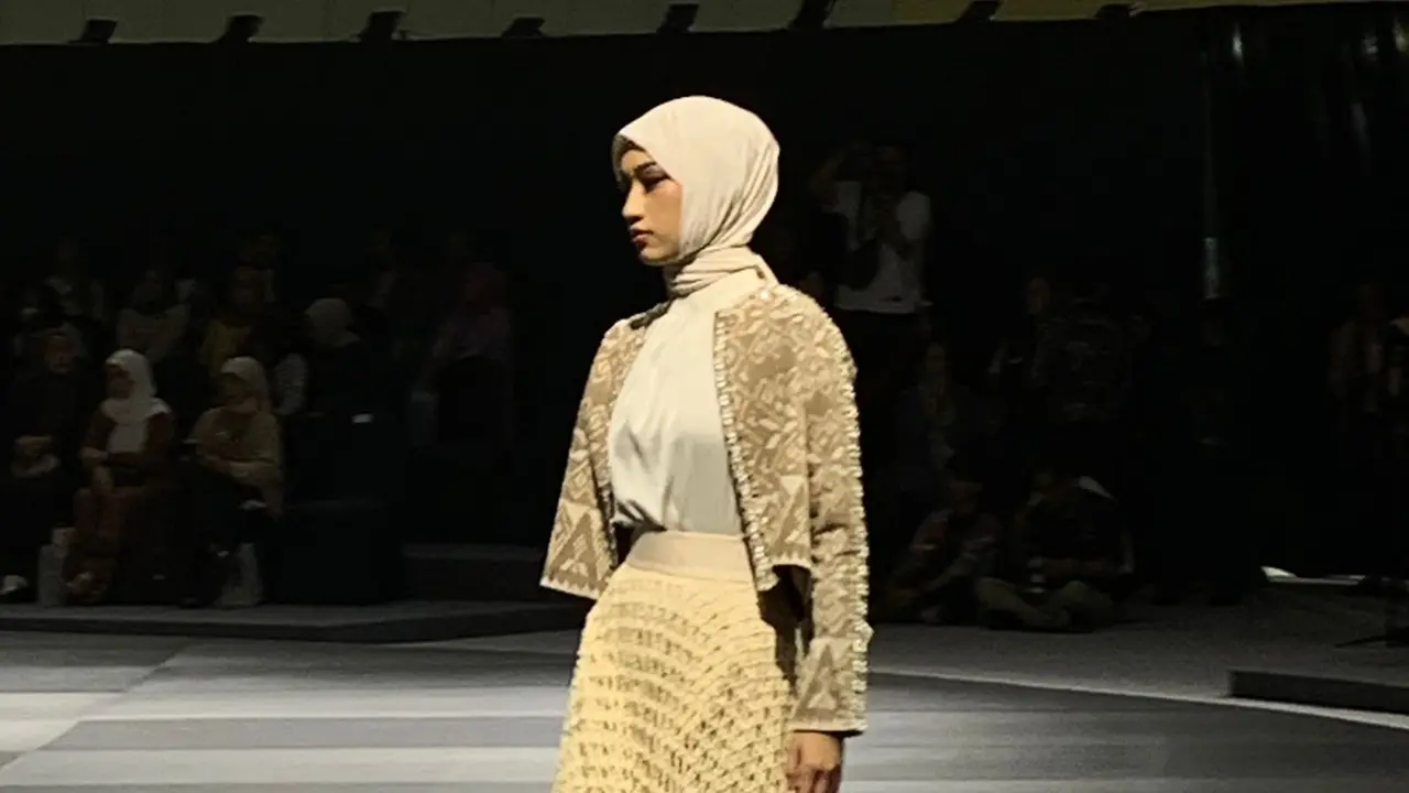 Tantri Namirah Official Gali Keindahan Kain Tenun Rote Lewat Koleksi ...