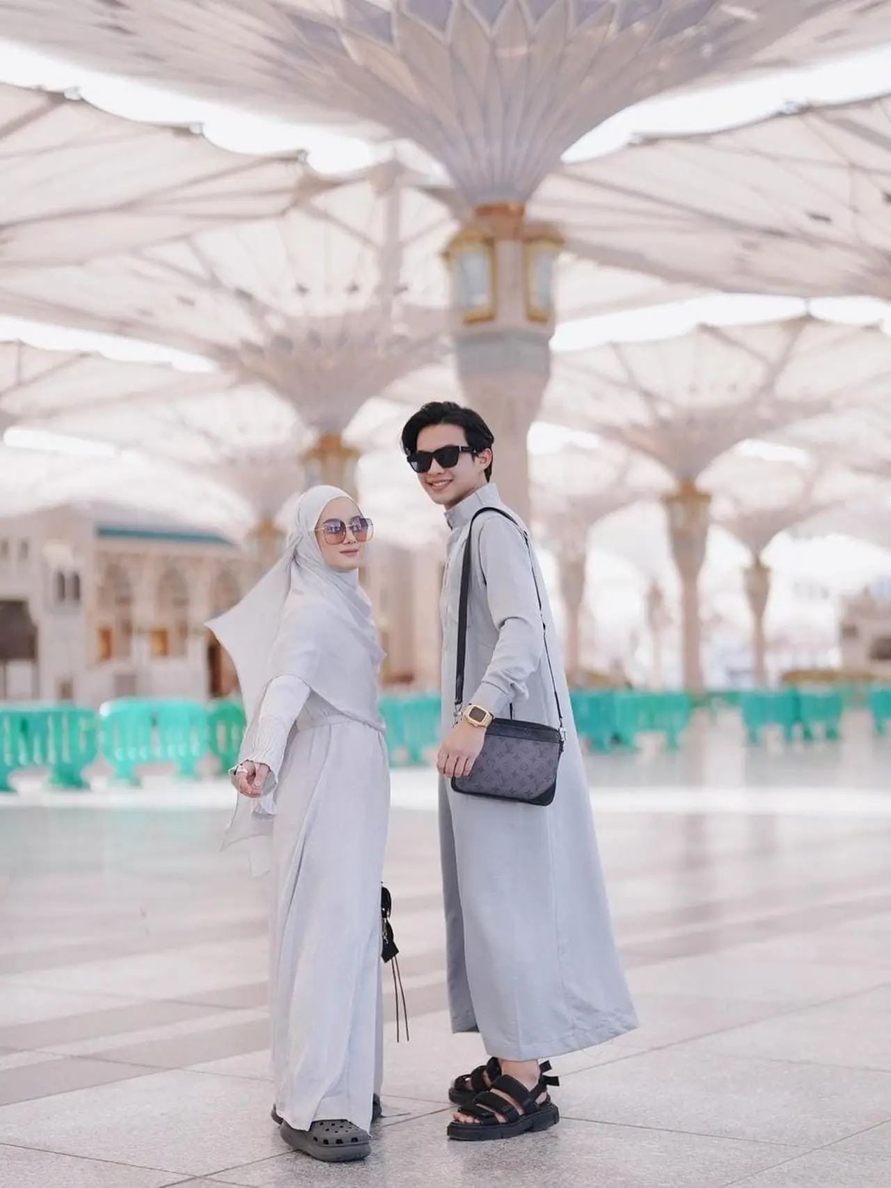 12 Inspirasi Foto Mesra Tanpa Bersentuhan Ala Dinda Hauw dan Rey Bayang ...