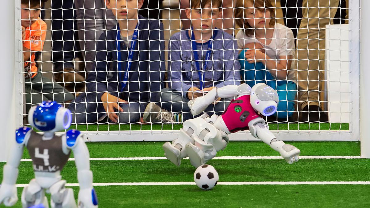 FOTO: Menonton Serunya Pertandingan Sepak Bola Antar Robot - Foto ...