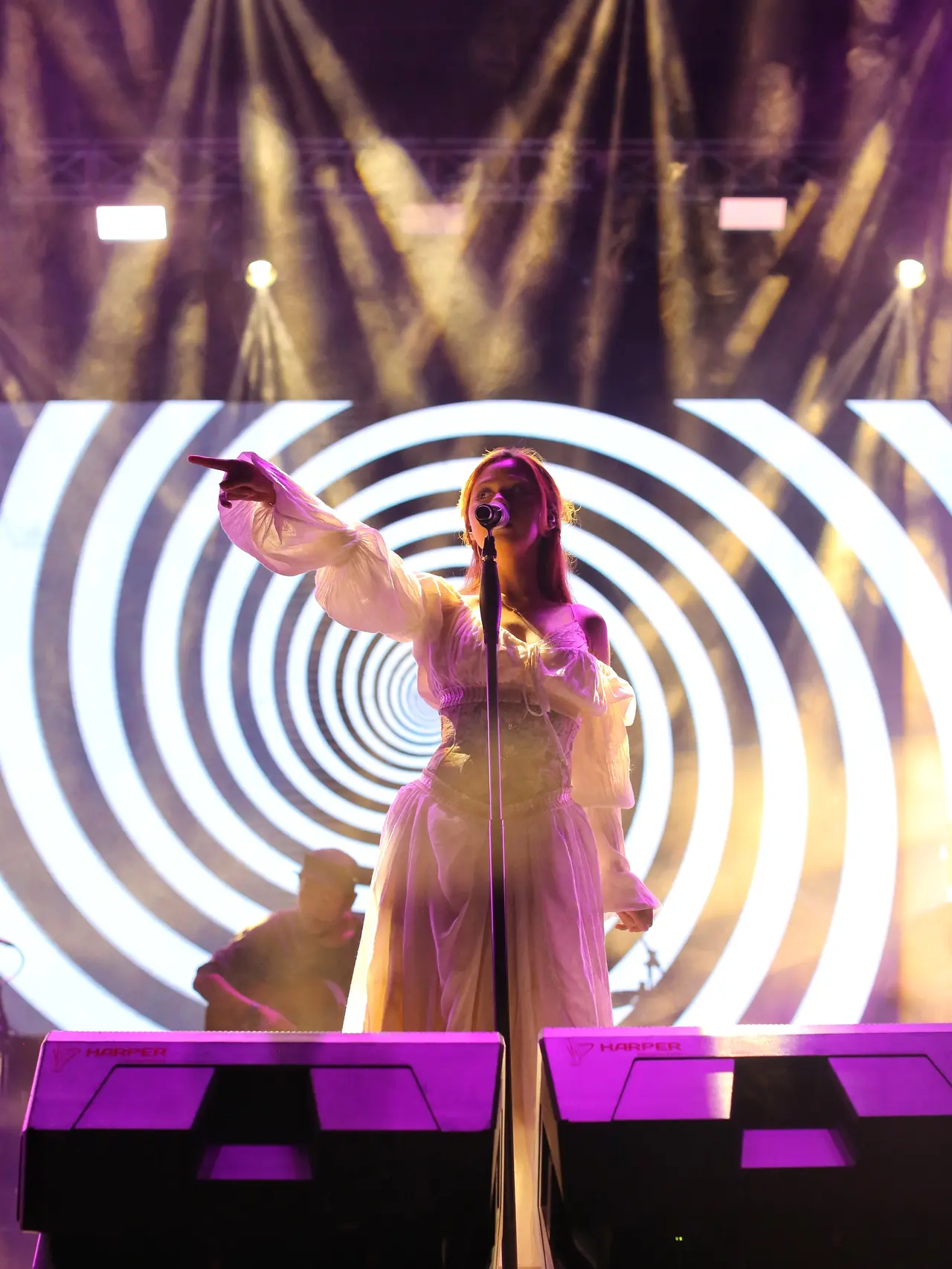 Momen Syahdu Nadin Amizah di Panggung KapanLagi Buka Bareng Festival ...