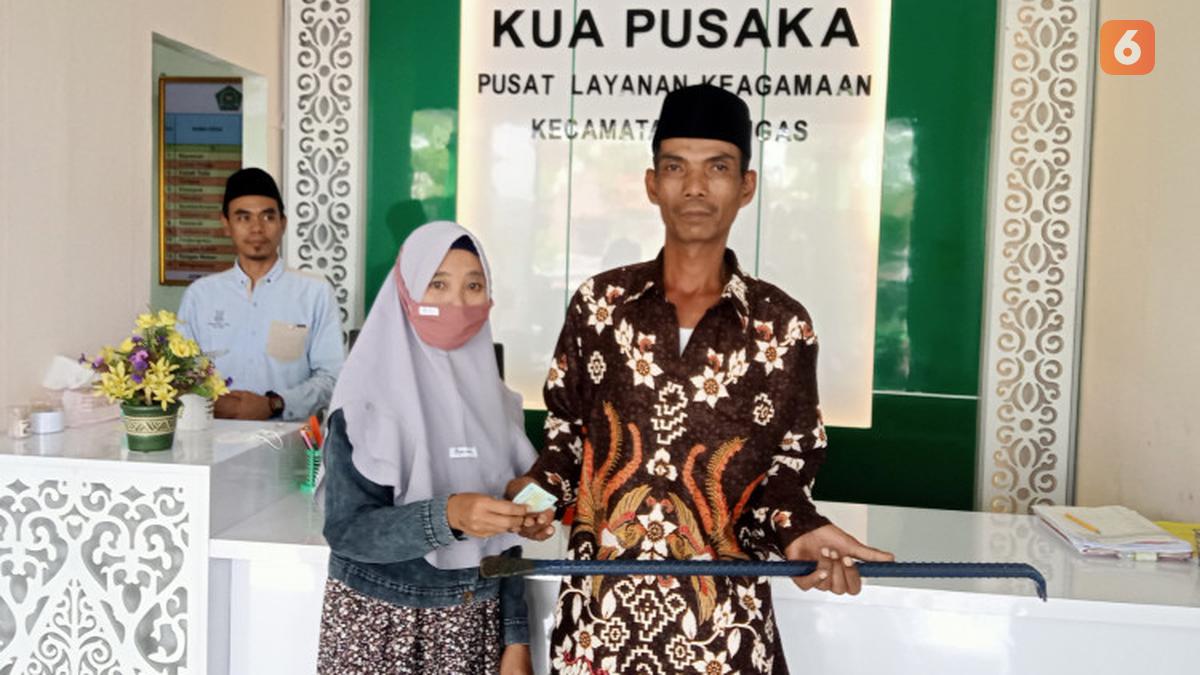 Cerita Pria Probolinggo Nikahi Pujaan Hatinya dengan Mahar Sebatang Linggis
