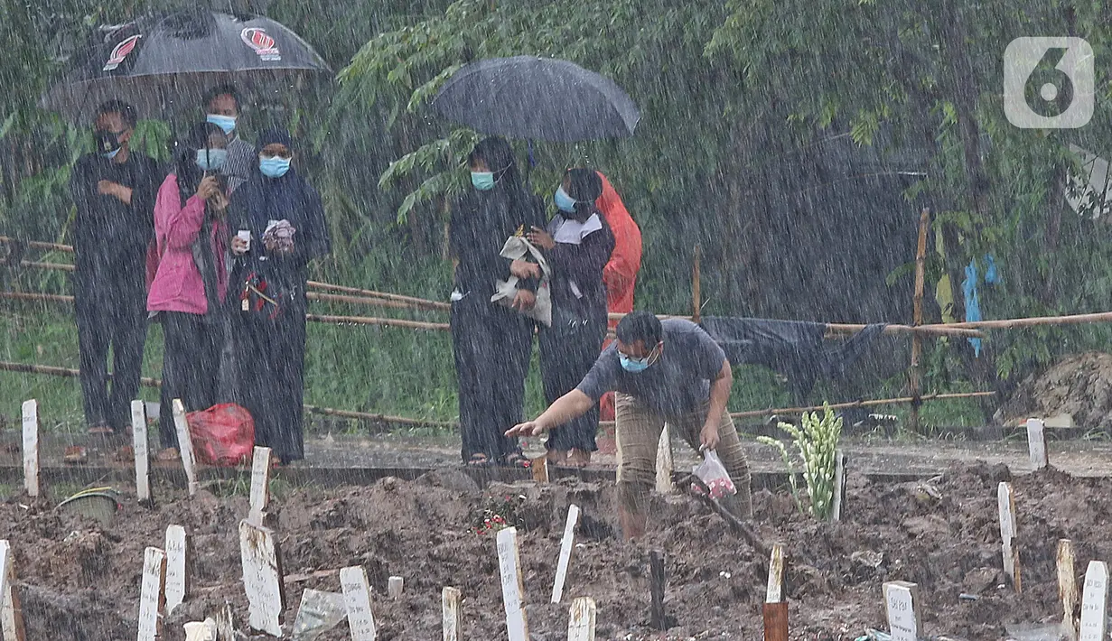 FOTO: Pemangkasan Ukuran Makam Jenazah COVID-19 di TPU Bambu Apus ...