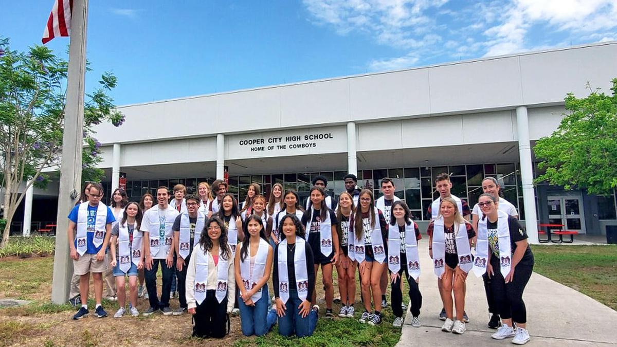 Viral 14 Pasang Anak Kembar Lulus dari SMA Kelas yang Sama, Momen ...
