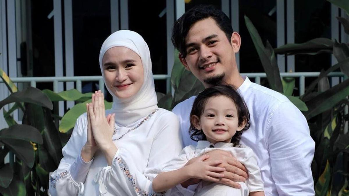 Harmoni dalam Fashion, Model Baju Couple Lebaran yang Menarik dari Isel Fricella hingga Syifa ...