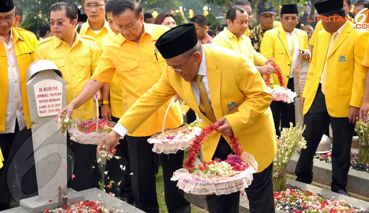 Ulang Tahun ke-49, Partai Golkar Ziarah Taman Makam Pahlawan - Foto Liputan6.com