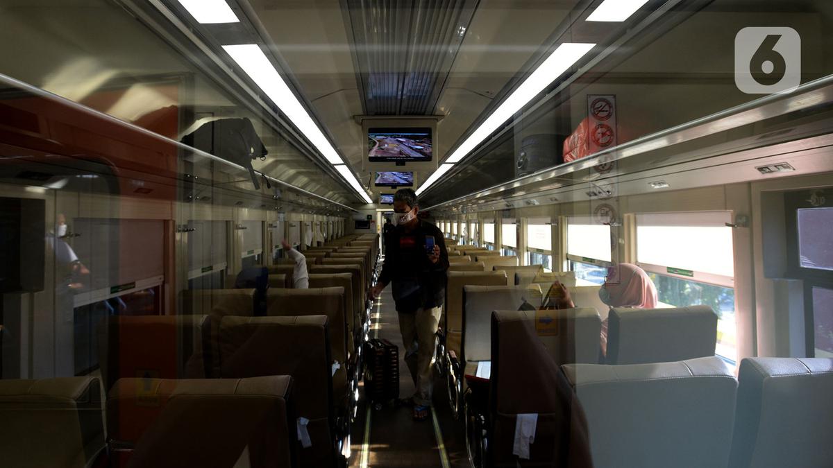 FOTO: Kereta Api Luar Biasa Mulai Beroperasi - Foto Liputan6.com