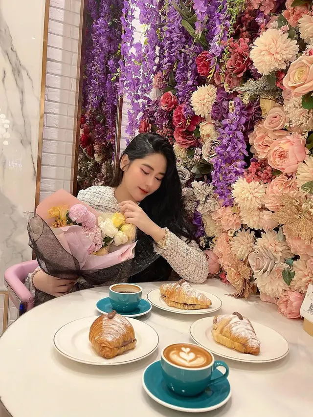 7 Potret Ricky Subagja Rayakan Ultah Cica Andjani ke-27, Selisih Usia ...