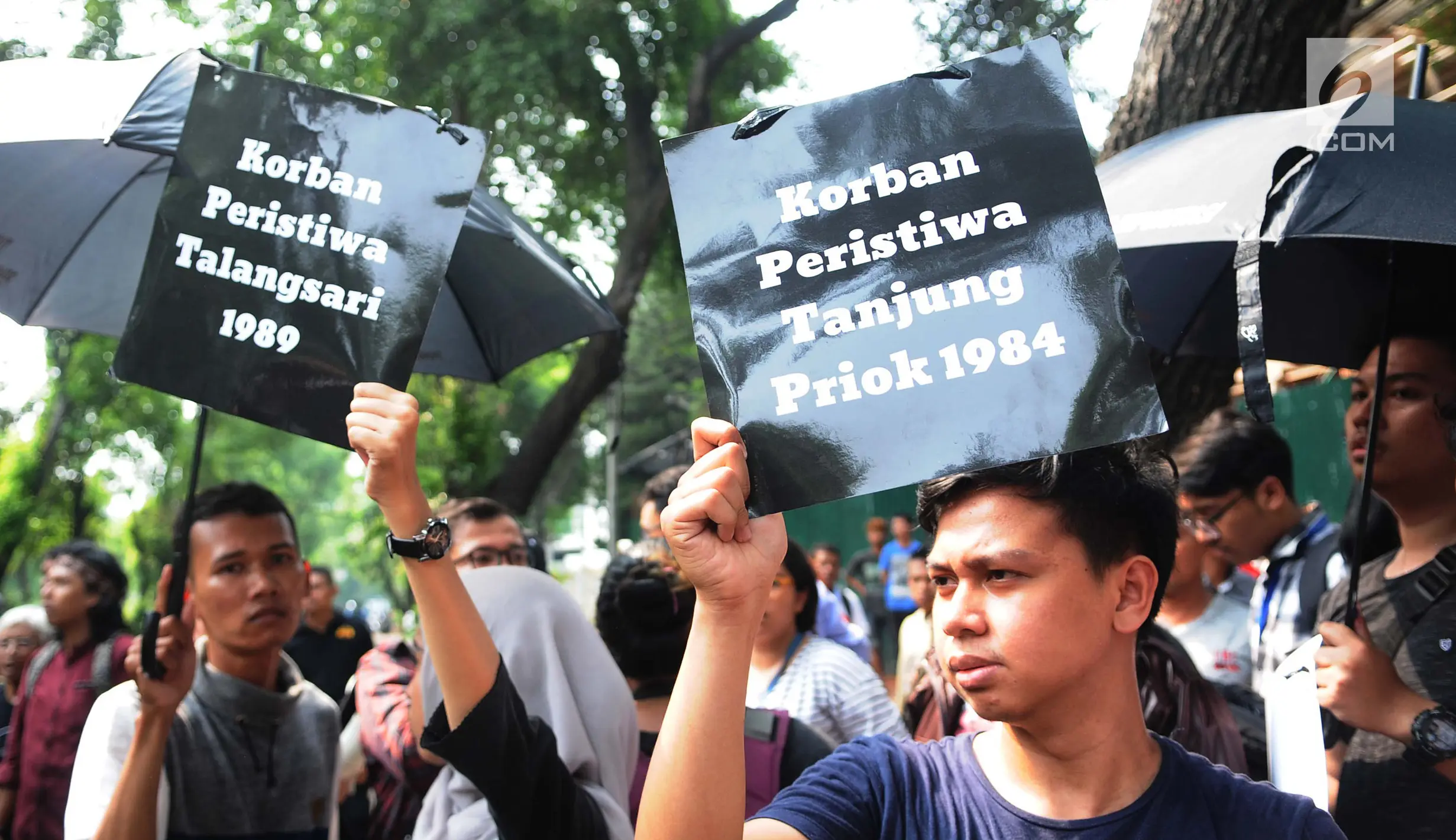 FOTO: Aktivis Tuntut Penyelesaian Kasus Pelanggaran HAM di Indonesia ...