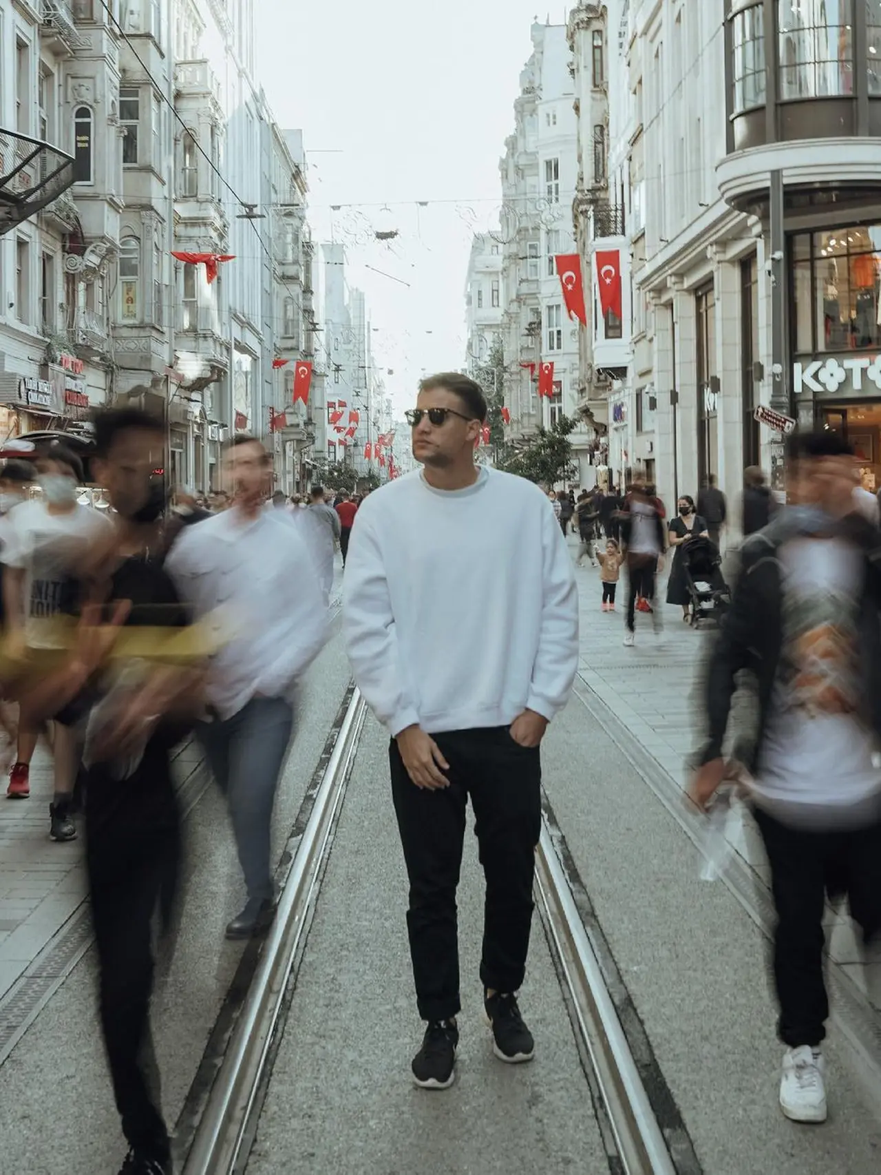 15 Artis Pria yang Tinggi Badannya di Atas 180 Cm, Gagah dan Ganteng Banget