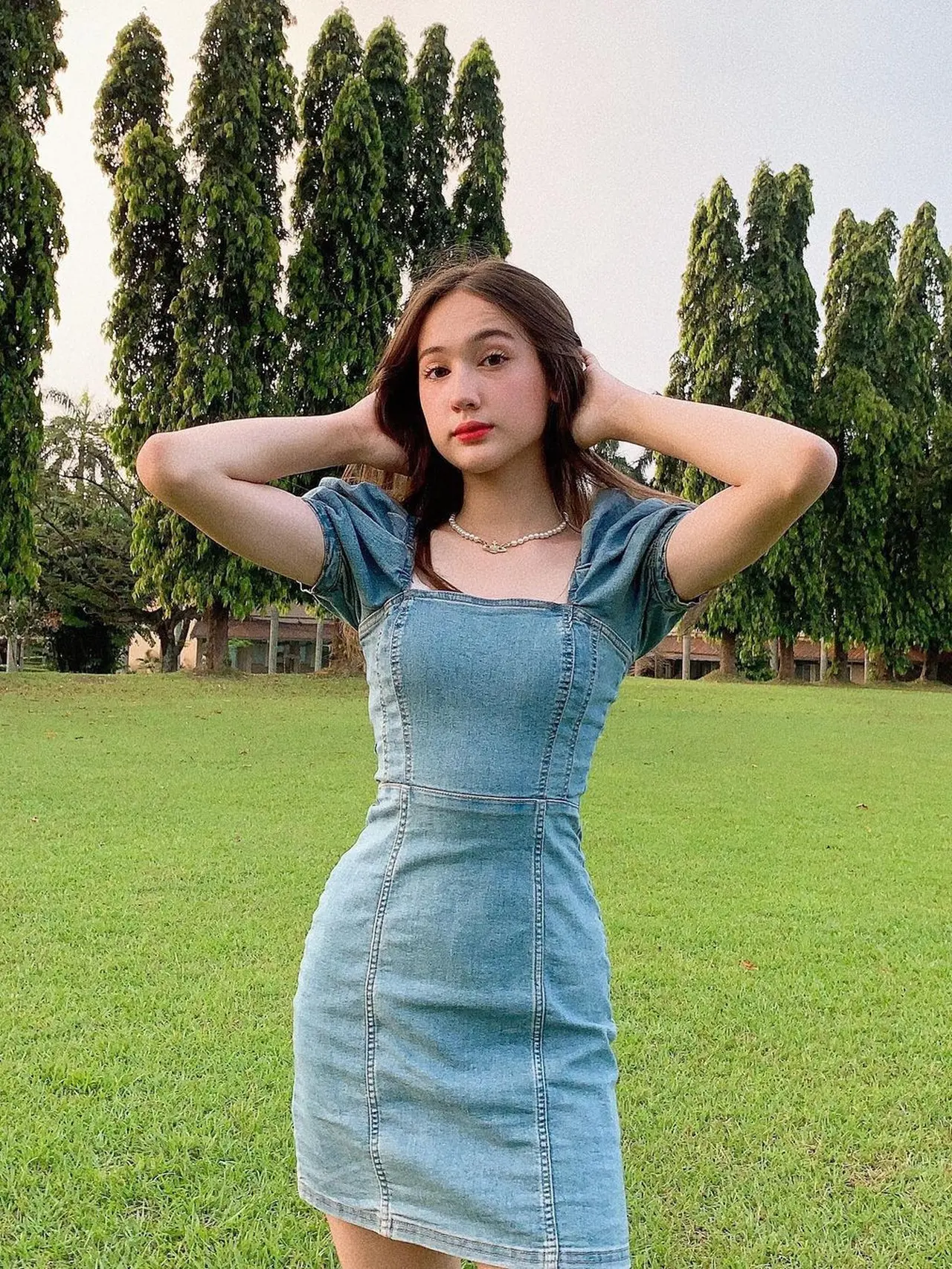 10 Pesona Laura Moane dalam Dress Mini dari Tampilan Playful Sampai ...