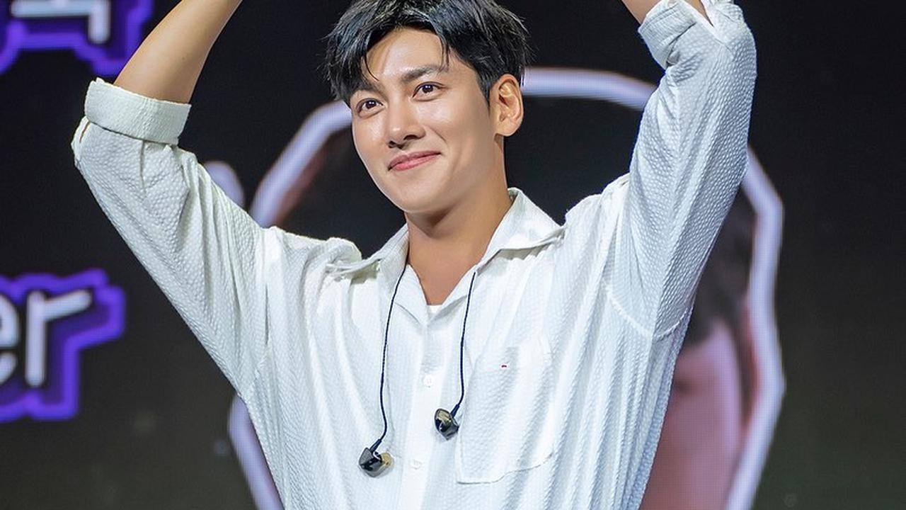 Gaya Santai Ji Chang Wook Tiba di Jakarta untuk Fan Meeting