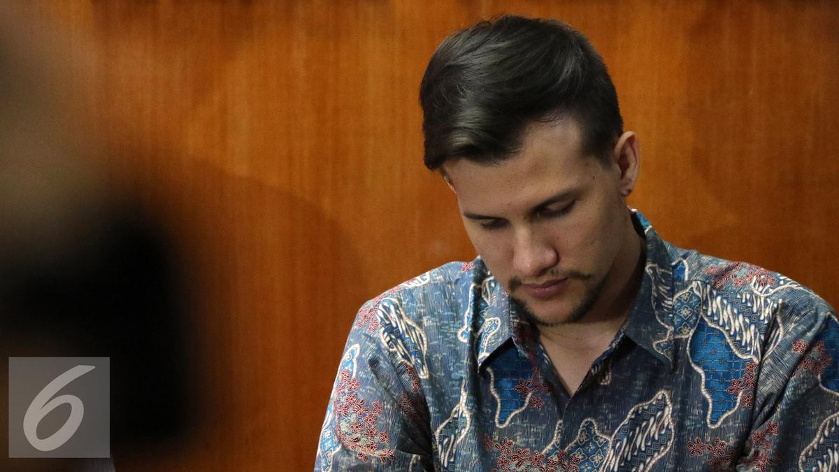 Belum Lulus SMA, Stuart Collin Ikut Ujian Paket C - ShowBiz Liputan6.com