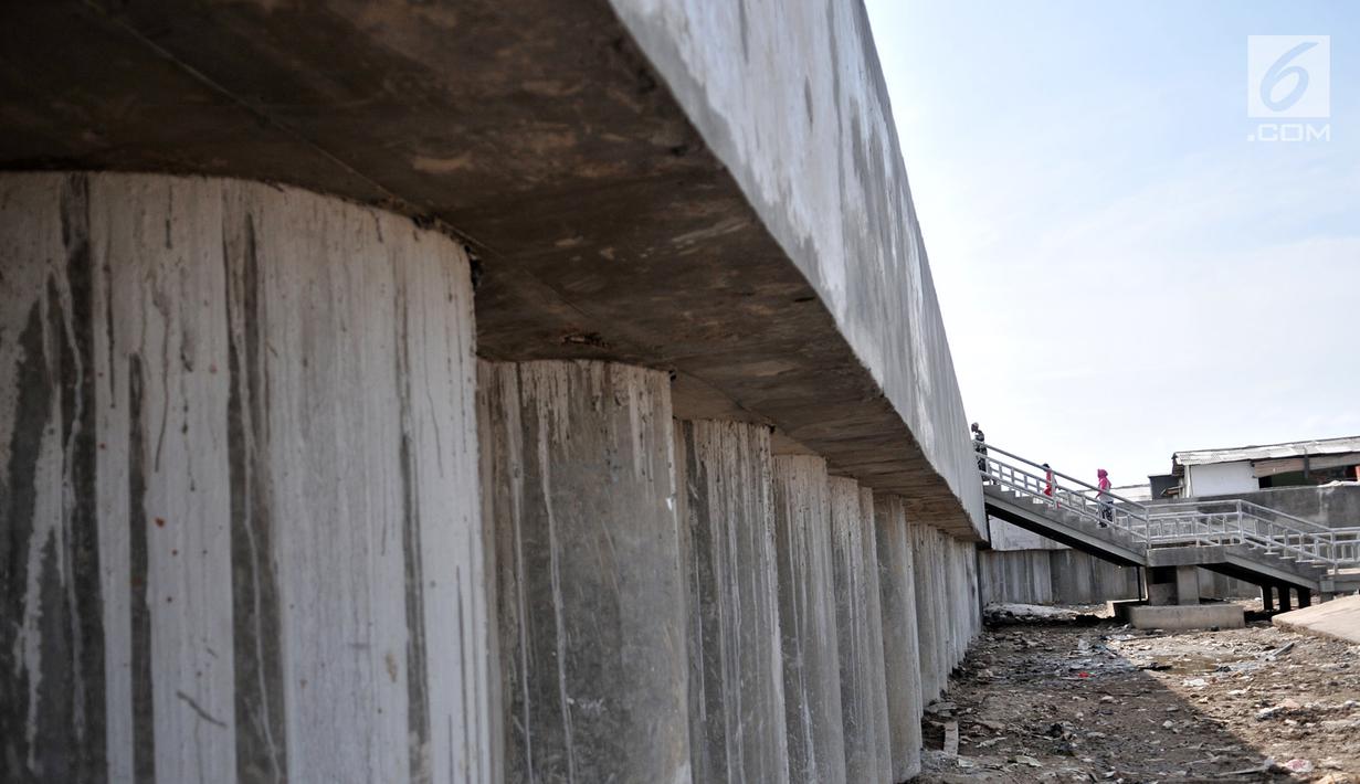 FOTO: Menengok Tanggul Laut di Pelabuhan Kali Adem - Foto Liputan6.com