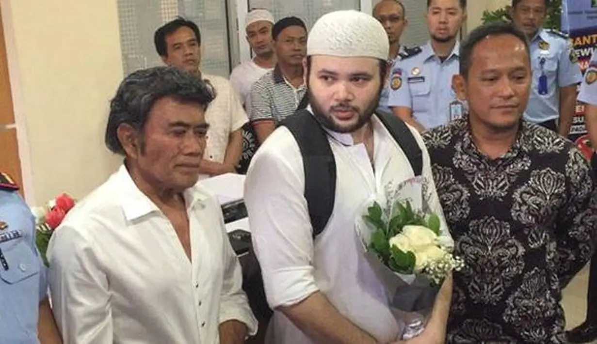 Penampilan Ridho Rhoma Memakai Kopiah Putih Bikin Adem Dilihat - Foto Liputan6.com